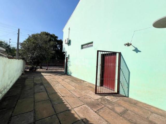SOBRADO COM 3 DORMITÓRIOS E SALA COMERCIAL