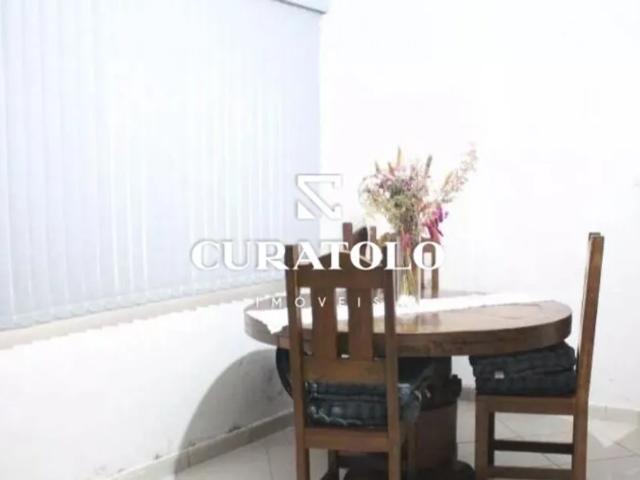 Sobrado com 3 dormitórios, quintal, sacada e vaga coberta Jd Colorado