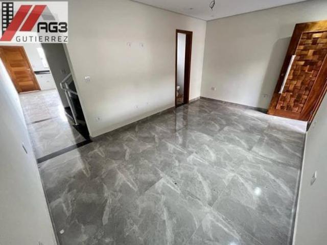 Sobrado com 3 dormitórios, suíte com closet, quintal e 4 vagas para venda