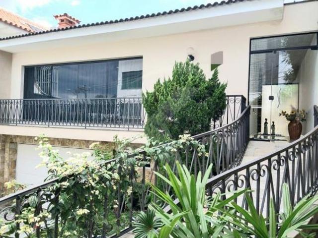 Sobrado com 3 dormitórios, suíte, 5 vagas, 360m2, 5wc, varanda, churrasqueira no Jardim França