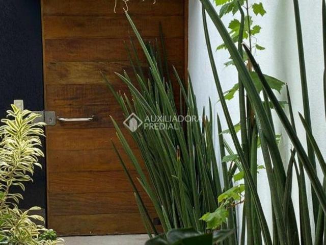 Sobrado com 3 dormitórios sendo uma suíte, bem localizado e com personalidade e conforto