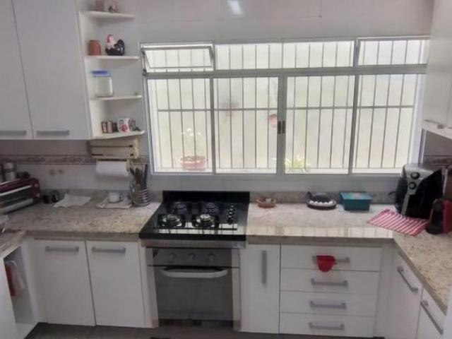 Sobrado com 3 dormitórios sendo 1, garagem para 3 autos com portão automatizado