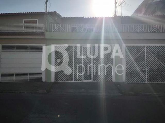 Sobrado com 3 dormitórios sendo 1 suíte á venda na Vila Nivi