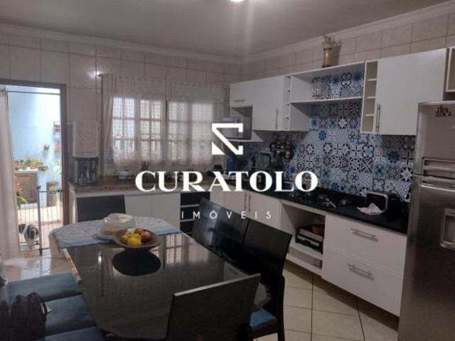 Sobrado com 3 dormitórios, varanda, edícula e 2 vagas cobertas Jd. Santo Alberto