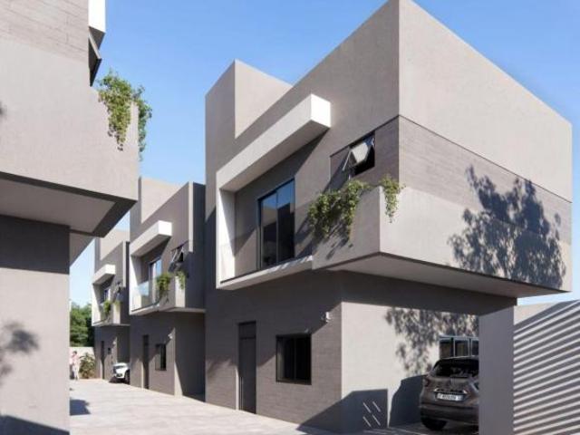 Sobrado com 3 dormitórios, 1 suíte, 2 vagas, 140 m² Xaxim