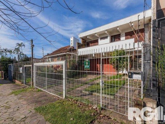 Casa semi reformada com 4 dormitórios e 4 vagas no Chácara das Pedras próx. Joao