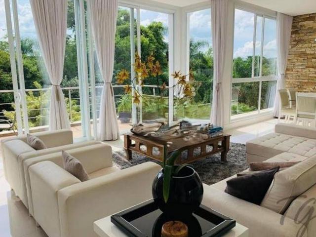 Sobrado com 3 pavimentos com vista para a mata no Condominio Fazenda Imperial
