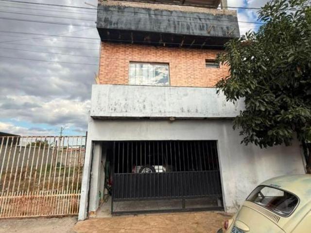Sobrado com 3 Pavimentos, Piscina Aquecida e 7 Quartos na Ponte Alta Norte
