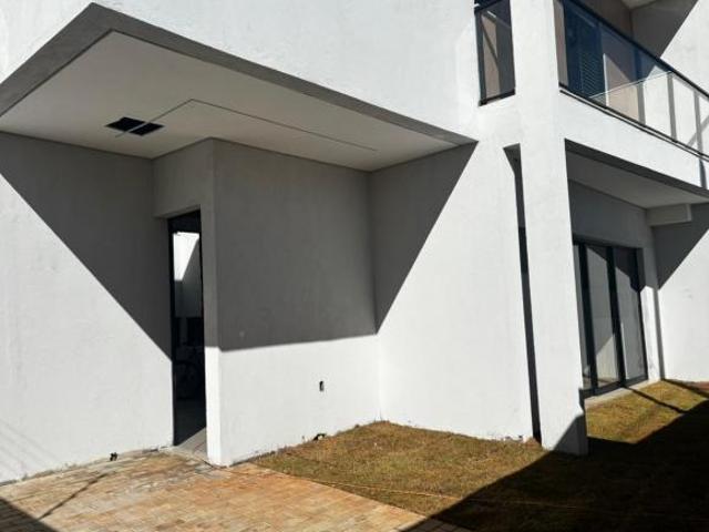 Sobrado com 3 quadros à venda no Bairro Vida Nova Uberlândia/MG
