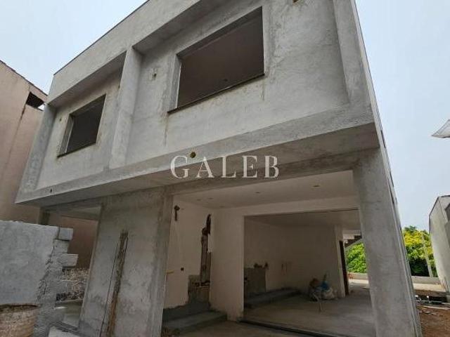 Sobrado com 3 quartos 1 suíte, garagem coberta, sala ampla