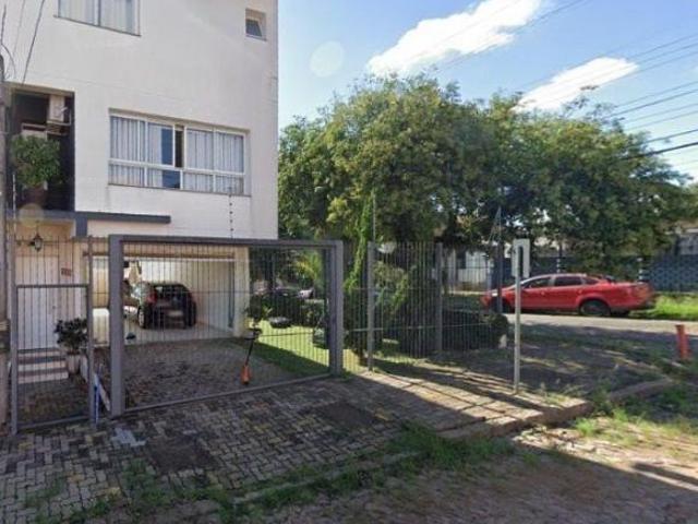 Sobrado com 3 quartos, 1 suíte, lareira, churrasqueira, 3 vagas cobertas na zona sul