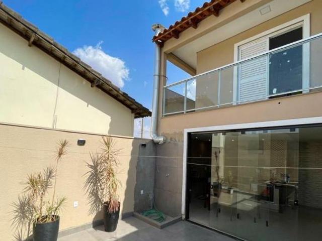 Sobrado com 3 quartos à venda, bairro Cidade Jardim Uberlândia/MG