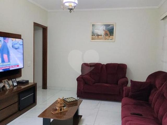 Sobrado à venda com 3 quartos, sendo 1 suíte, em Jardim Bicão, São Carlos