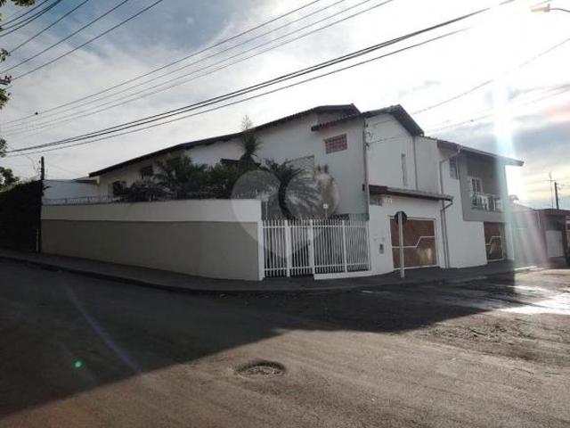 Casa à venda com 3 quartos, sendo 2 suítes, no condomínio Jardim São Carlos, São Carlos