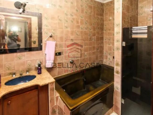 Sobrado com 3 Quartos e 4 banheiros à Venda, 276 m²