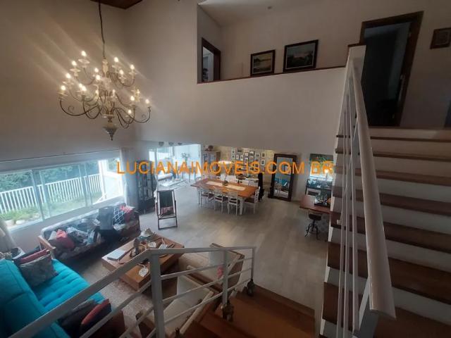 Sobrado com 3 Quartos e 4 banheiros à Venda, 360 m² por R$ 2.200.000