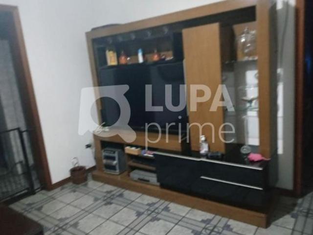 SOBRADO COM 3 QUARTOS E 4 VAGAS DE GARAGEM Á VENDA NA VILA GUSTAVO