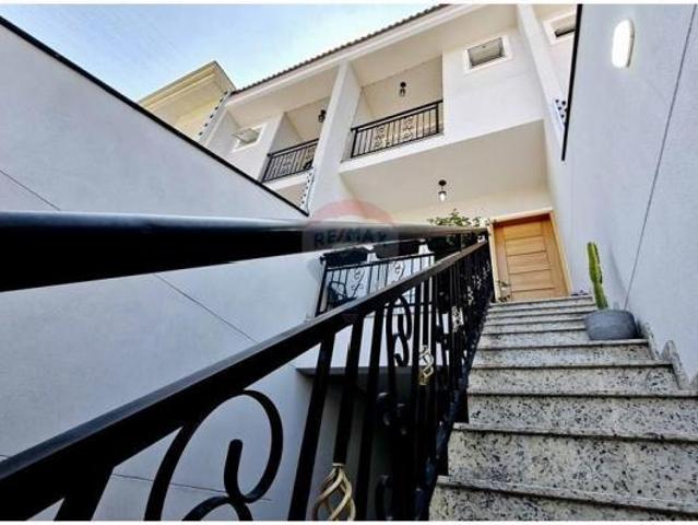 Sobrado com 3 Quartos e 5 banheiros à Venda, 144 m² por R$ 824.000