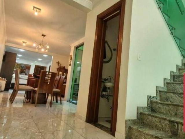 Sobrado com 3 Quartos e 5 banheiros à Venda, 260 m² por R$ 1.400.000