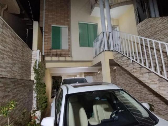Sobrado com 3 Quartos e 5 banheiros e 4 vagas à Venda com 230m²