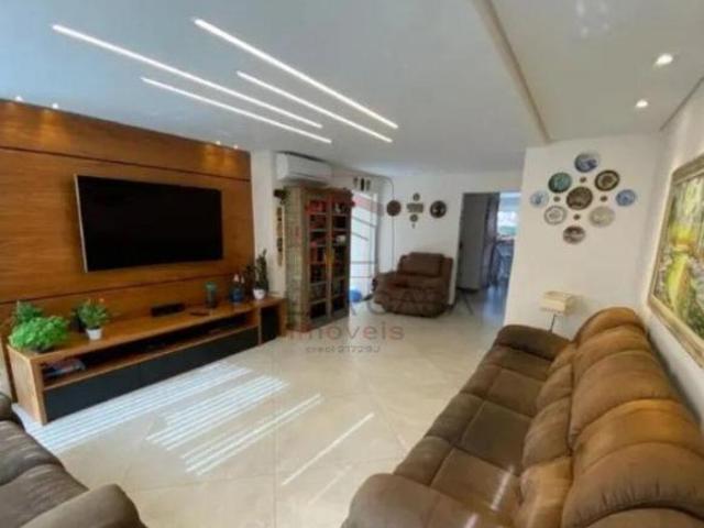 Sobrado com 3 Quartos e 6 banheiros à Venda, 260 m²