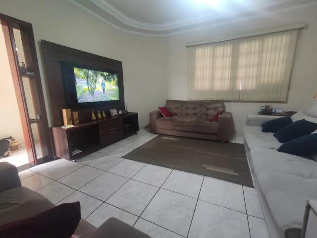 Sobrado com 3 Quartos e 2 banheiros à Venda, 180 m² por R$ 470.000