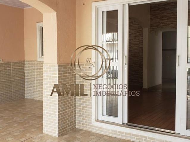 Sobrado com 3 Quartos e 2 banheiros à Venda, 180 m² por R$ 530.000