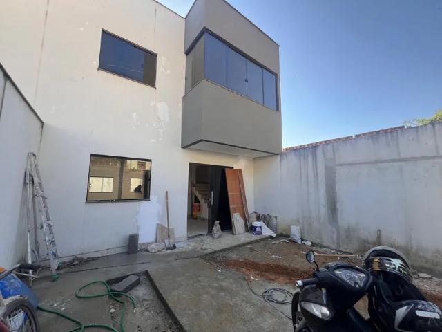 Sobrado com 3 Quartos e 2 banheiros à Venda, 119 m² por R$ 320.000