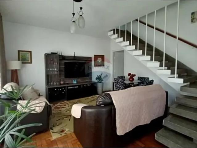 Sobrado com 3 Quartos e 2 banheiros à Venda, 120 m² por R$ 470.000