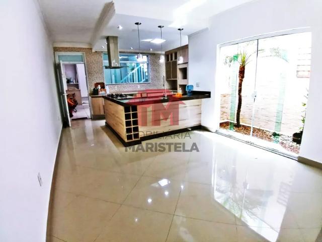 Sobrado com 3 Quartos e 2 banheiros à Venda, 260 m² por R$ 920.000
