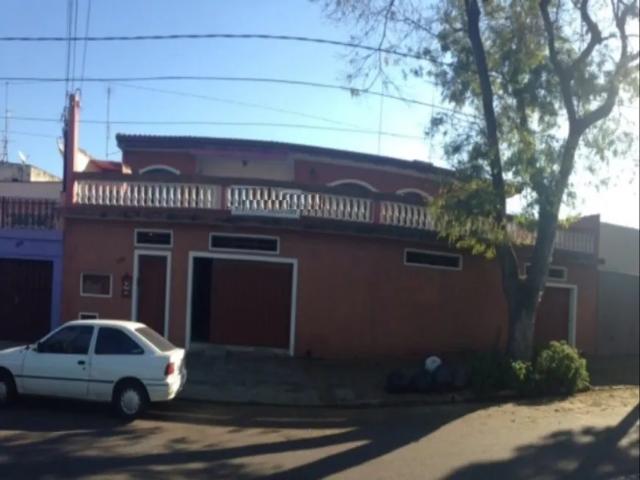 Sobrado com 3 Quartos e 2 banheiros à Venda, 320 m² por R$ 1.220.000