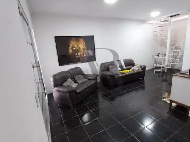 Sobrado com 3 Quartos e 3 banheiros à Venda, 174 m² por R$ 795.000