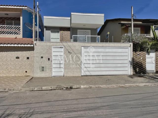 Sobrado com 3 Quartos e 3 banheiros à Venda, 136 m² por R$ 880.000