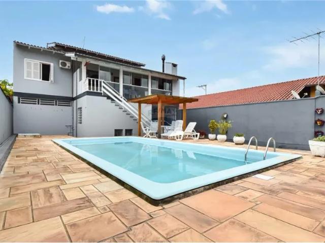 Sobrado com 3 Quartos e 3 banheiros à Venda, 356 m² por R$ 1.200.000