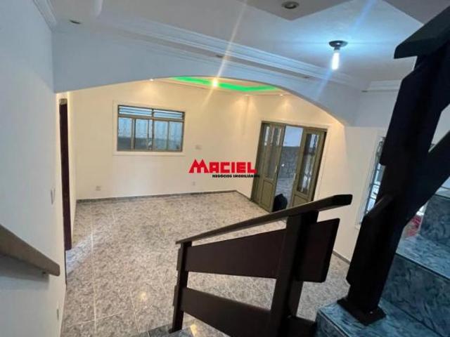 Sobrado com 3 Quartos e 3 banheiros à Venda, 300 m² por R$ 730.000