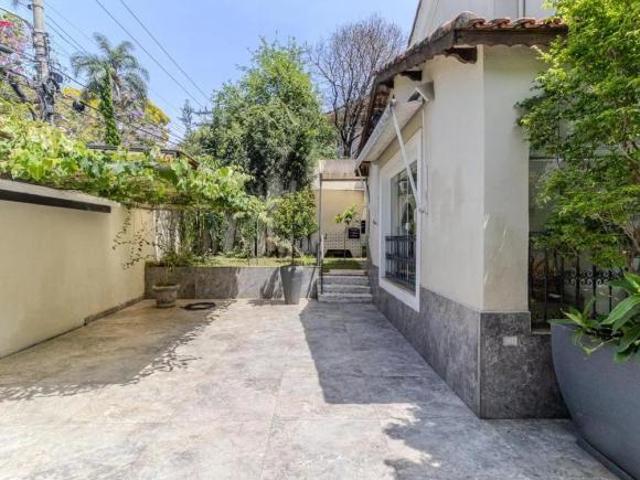 Sobrado com 3 Quartos e 3 banheiros à Venda, 300 m²