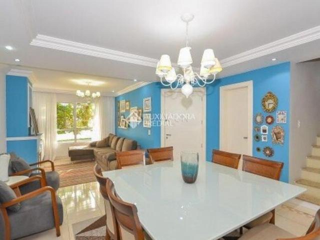 Sobrado com 3 Quartos e Espaço Gourmet em Santa Felicidade