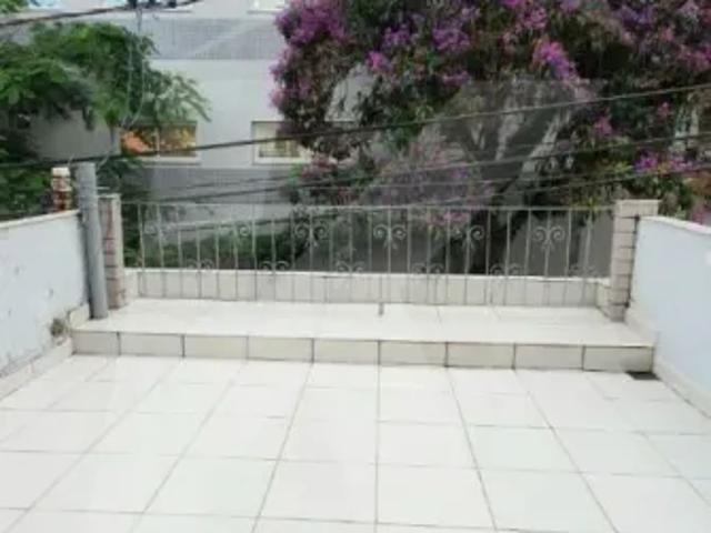 Sobrado com 3 quartos, edícula, quintal, 2 sacadas e garagem coberta em rua tranquila na Agua Fria