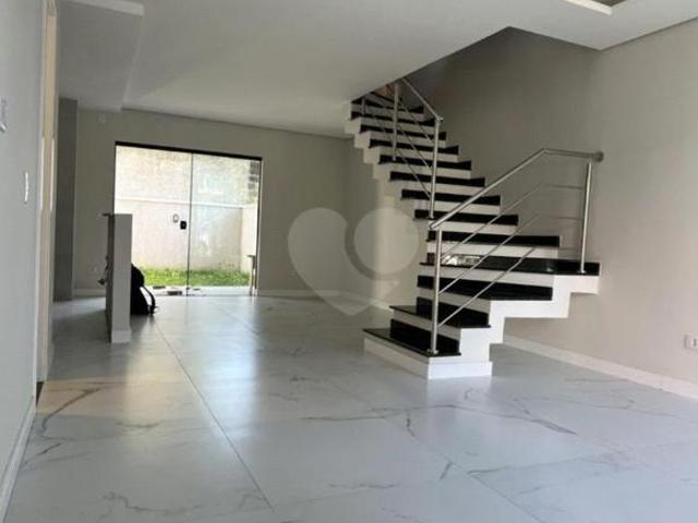 Sobrado com 3 quartos espaçosos no Umbará