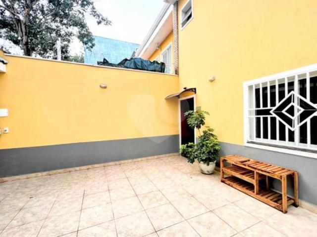 Sobrado com 3 quartos sendo 1 suíte 2 vagas á venda Campo Grande, São Paulo