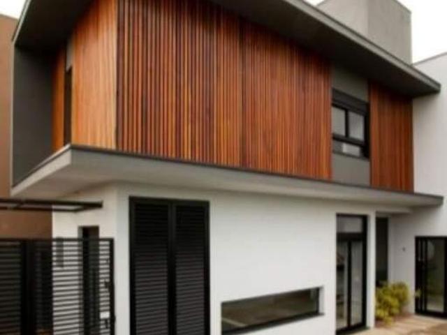 SOBRADO COM 3 QUARTOS, SENDO 1 SUÍTE COM CLOSET, PISCINA E CHURRASQUEIRA, CONDOMÍNIO COM LAZER E SEG
