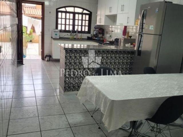 Sobrado frontal com 3 quartos sendo 1 suite e 2 vagas de garagem na Penha