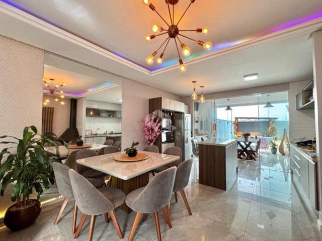 Sobrado, com 3 quartos, suíte com closet, 2 vagas, piscina, mobiliado Bairro Igara em Canoas