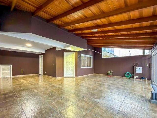 Sobrado com 3 Quartos, Suíte, Área Gourmet Coberta e 3 Vagas no Atuba, Curitiba