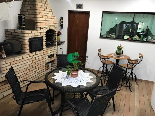 Sobrado com 3 Quartos para venda ou aluguel, 242m² Santa Maria