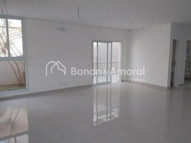 Sobrado com 3 suítes, ampla sala para dois ambientes e 2 vagas cobertas, no exclusivo Lake View