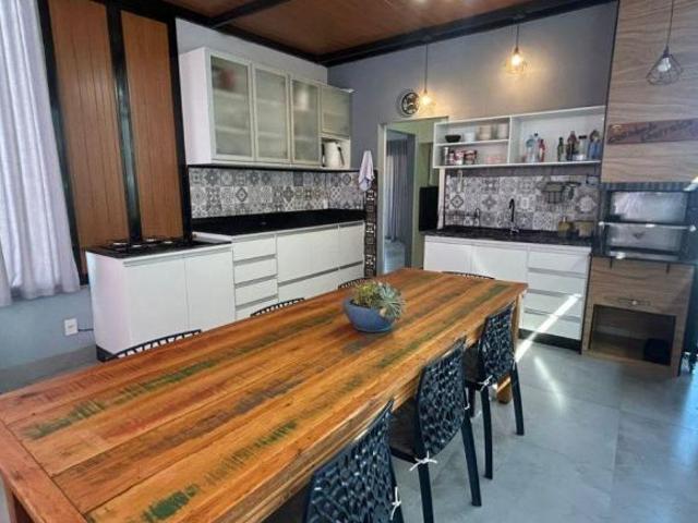 Sobrado com 3 suítes e área gourmet completa e 226m² de construção em condomínio fechado em Sumaré