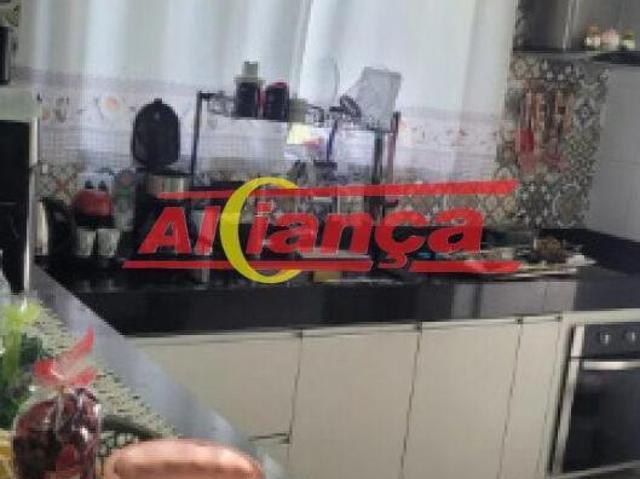 Sobrado com 3 suítes e piscina em Atibaia