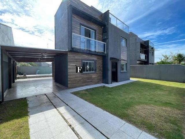 Sobrado com 3 suítes e piscina em Pontal do Sul