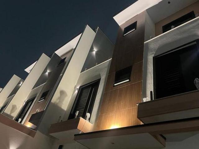 Sobrado com 3 suítes e 110 m² construídos à venda em Parque Vitória